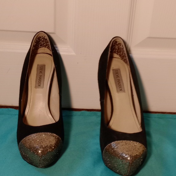 Steve Madden | Shoes | Steve Madden Black With Gold Tip Toes 85 | Poshmark